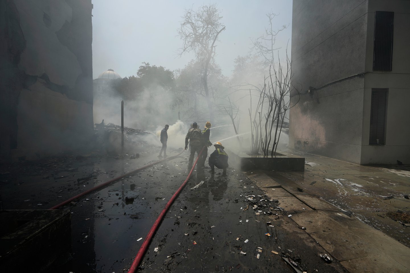 Aviakatastrofa Indijoje: lėktuvas krito ant motelio, pranešama apie 260 ...