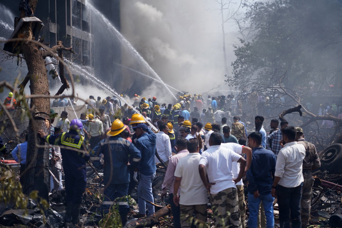 Aviakatastrofa Indijoje: lėktuvas krito ant motelio, pranešama apie 260 ...