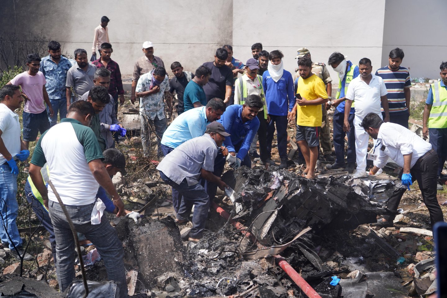 Aviakatastrofa Indijoje: lėktuvas krito ant motelio, pranešama apie 260 ...