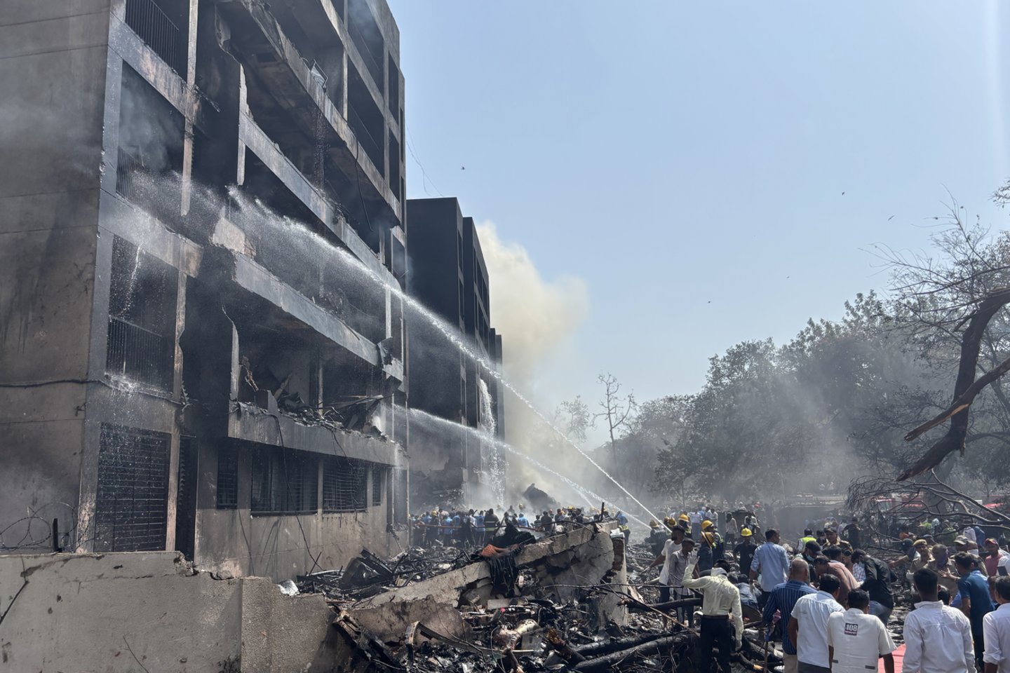 Aviakatastrofa Indijoje: lėktuvas krito ant motelio, pranešama apie 260 ...