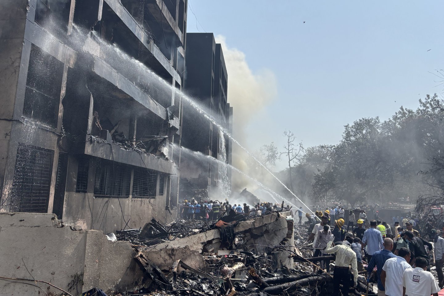 Aviakatastrofa Indijoje: lėktuvas krito ant motelio, pranešama apie 260 ...