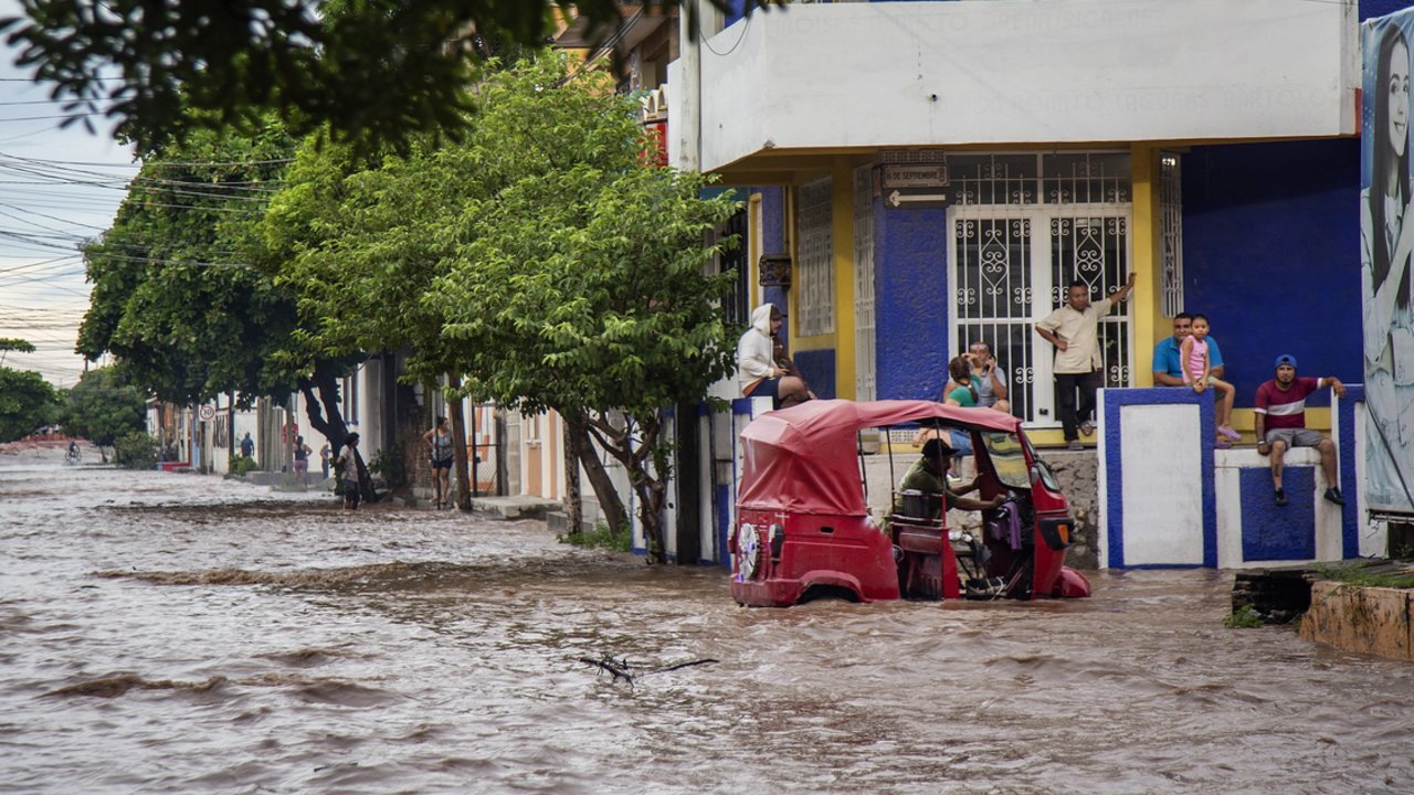 Per JAV slenkantis uraganas Erikas pasiekė Meksiką: fiksuoja ...