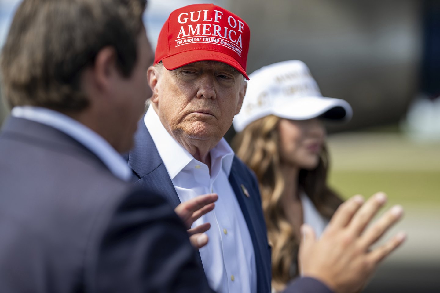 „V. Zelenskis ir jo komanda yra sudaryta iš sukčių“: tarp D. Trumpo ...