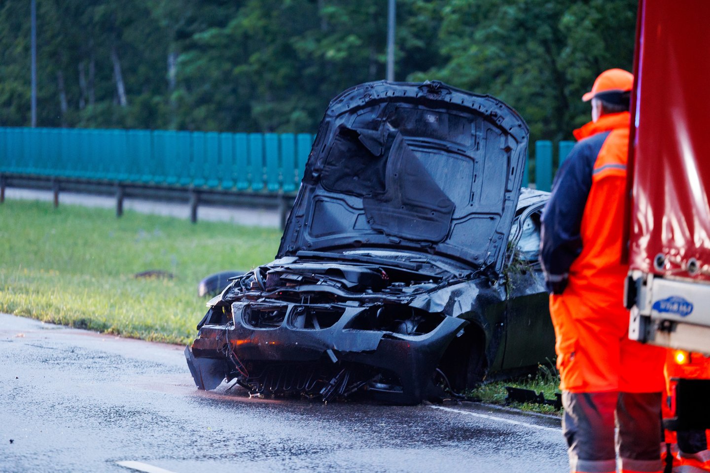 BMW avarija Vilniuje: automobilis slydo, kelis kartus vertėsi, pakilo į ...