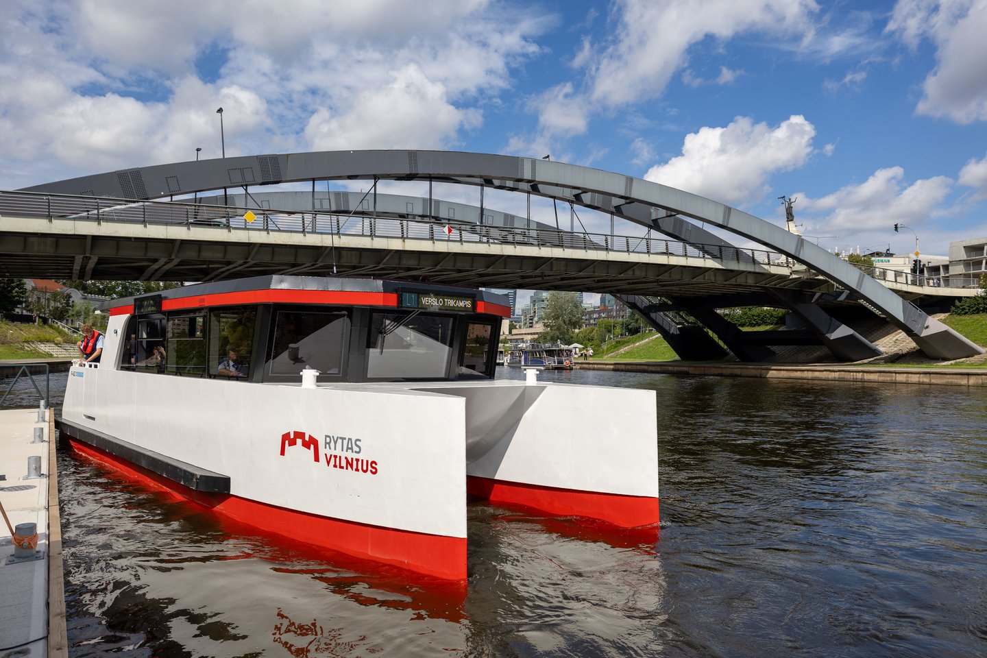 Vilniečiai išsišaipė iš elektrinio laivo „Rytas“ bėdų: „Vandens per ...