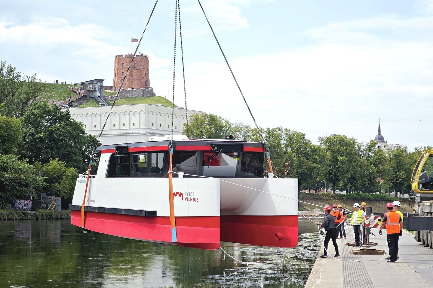 Vilniečiai išsišaipė iš elektrinio laivo „Rytas“ bėdų: „Vandens per ...