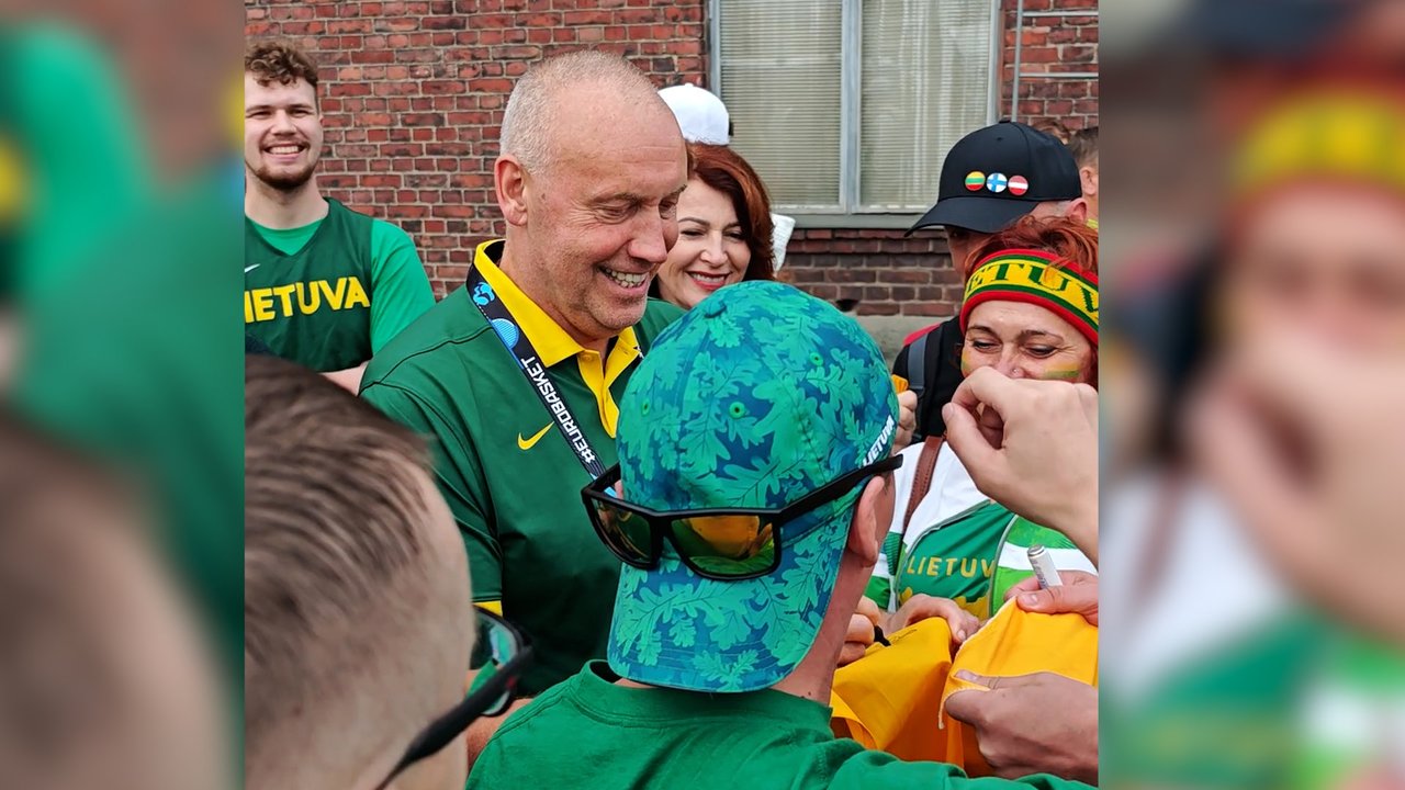 Nufilmavo ovacijų kupiną rinktinės pasitikimą: R. Kurtinaitis fanams ...