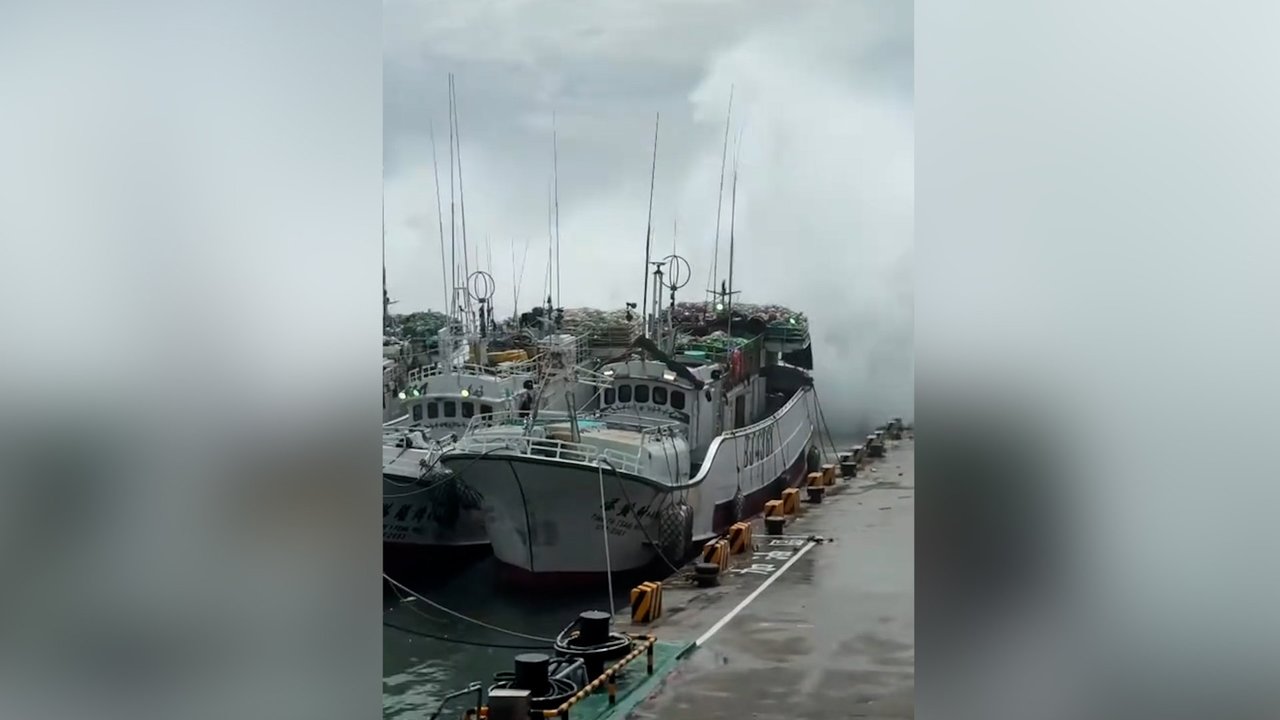 Tokių vaizdų dažnai neišvysi: JK ir Airiją negailestingai siaubia ...