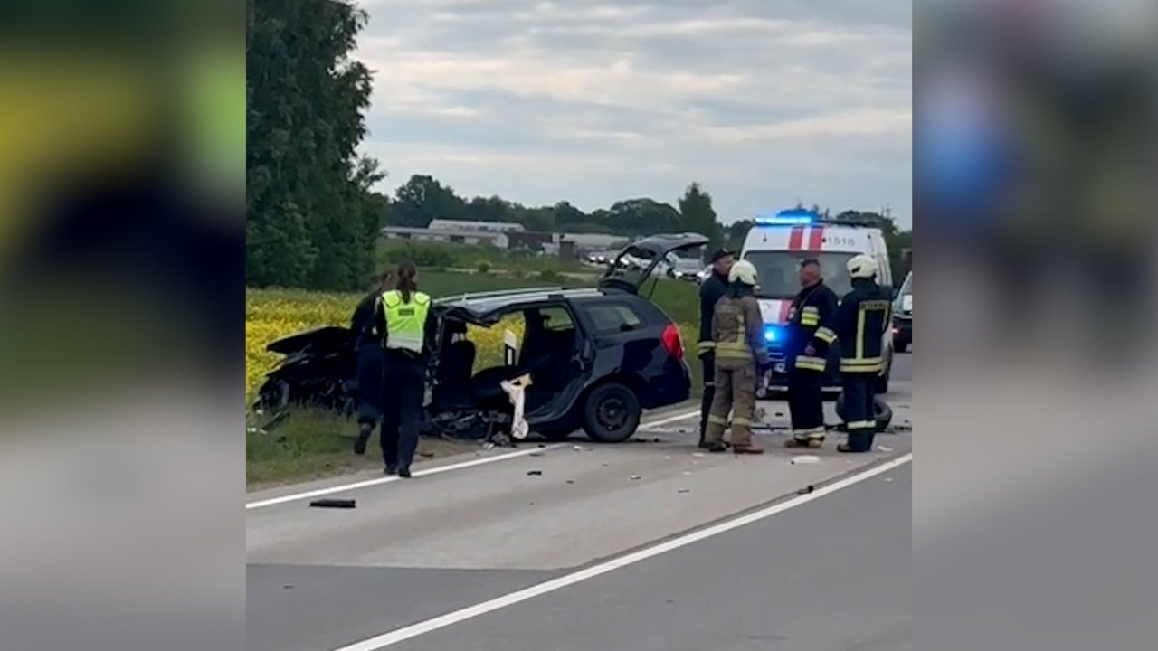 Užfiksavo avariją Kauno rajone: sumaitoti automobiliai, vienas žmogus ...