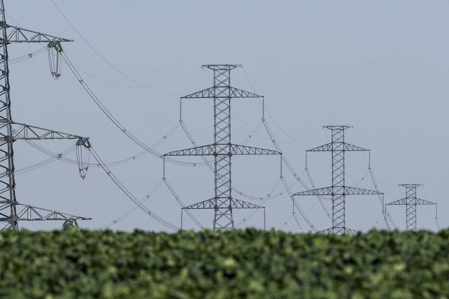 Tūkstančiai gyventojų liko be elektros: sutrukdė ne vien liūtys